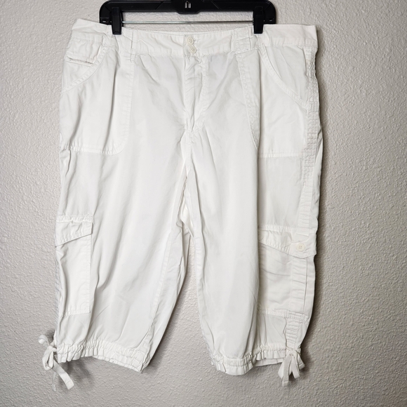 a.n.a | Pants & Jumpsuits | Ana White Cargo Capri Pants Size 2w | Poshmark